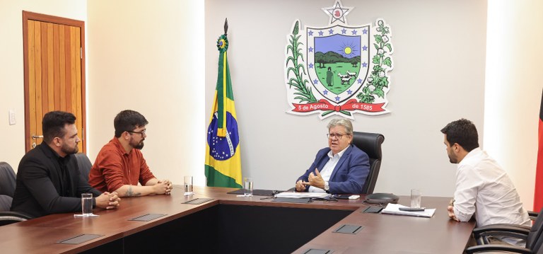 João Azevêdo recebe representantes dos professores e técnicos ...